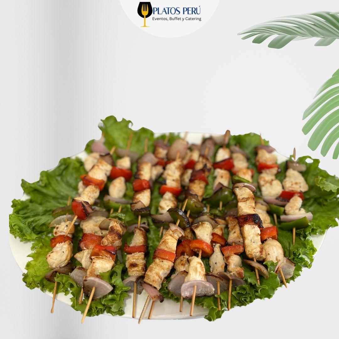 25 unid - Mini Brochetas de Pollo mixto con salsa | Servicio de ...